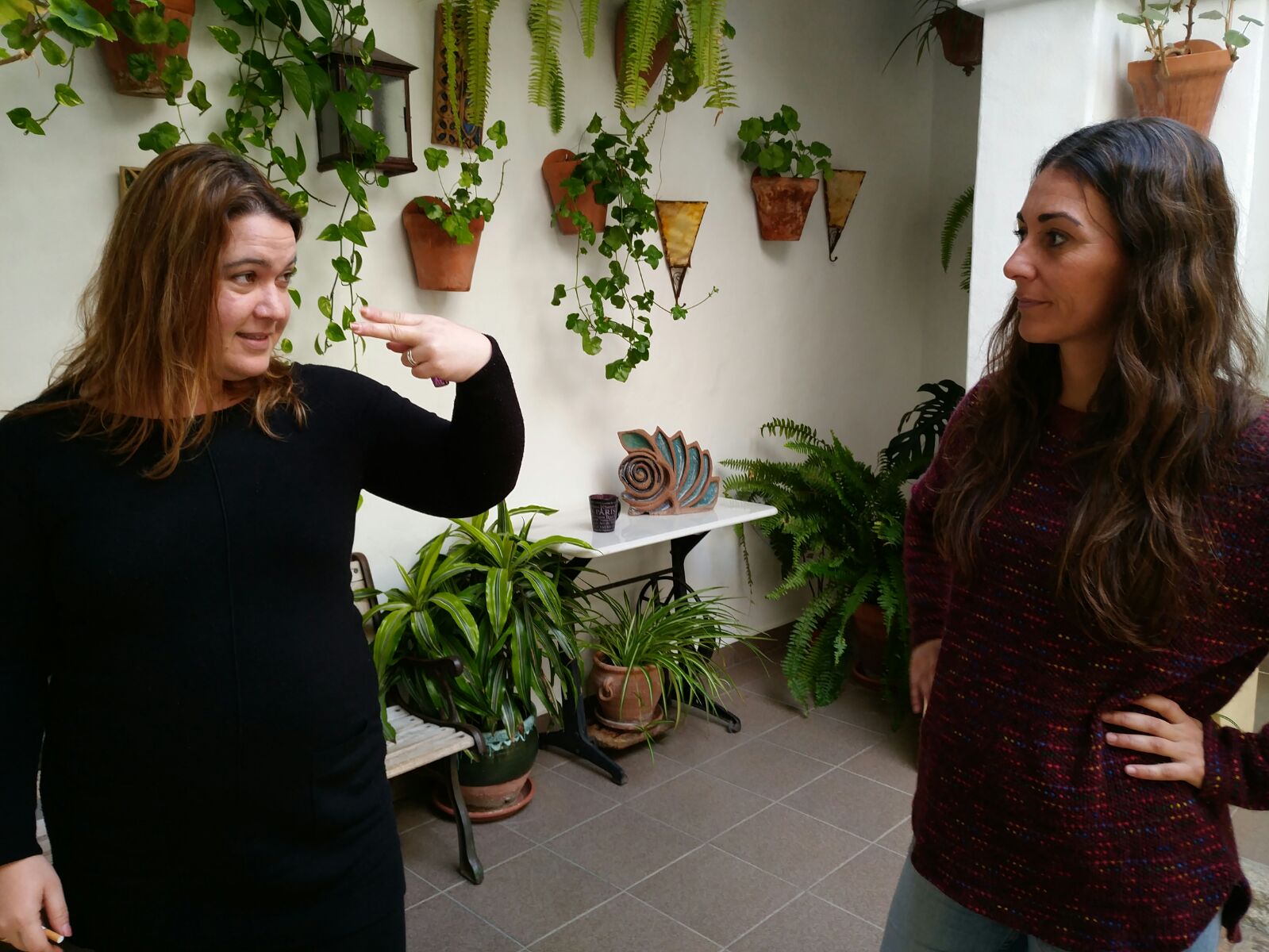 ¿Qué significa el gesto de la foto? - Academia Andaluza de Idiomas ...